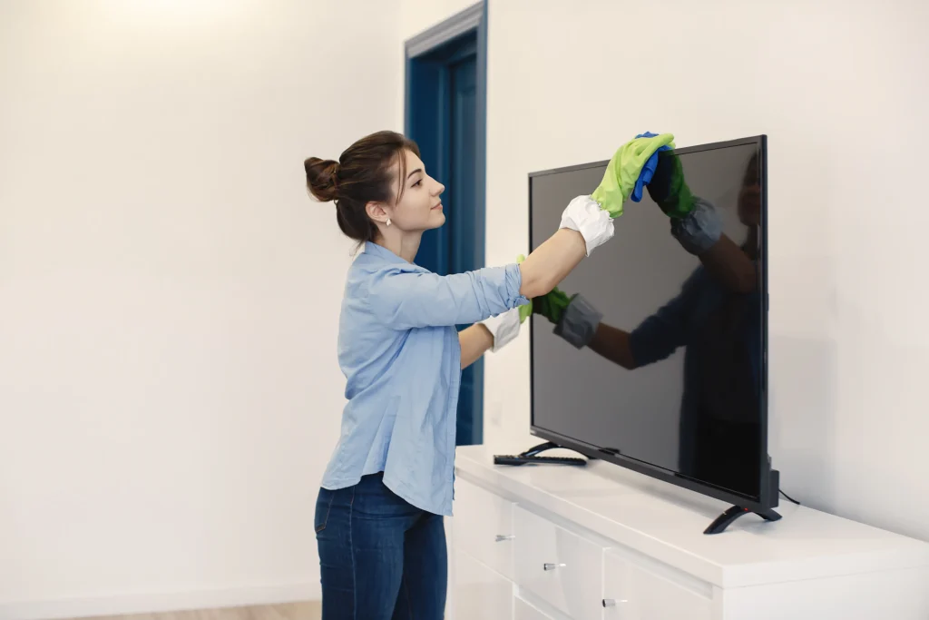 How to Properly Clean Your TV Screen Without Damaging It - SmartHome ...